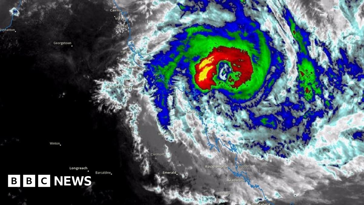 Cyclone Debbie: Thousands evacuate in Queensland, Australia - BBC News
