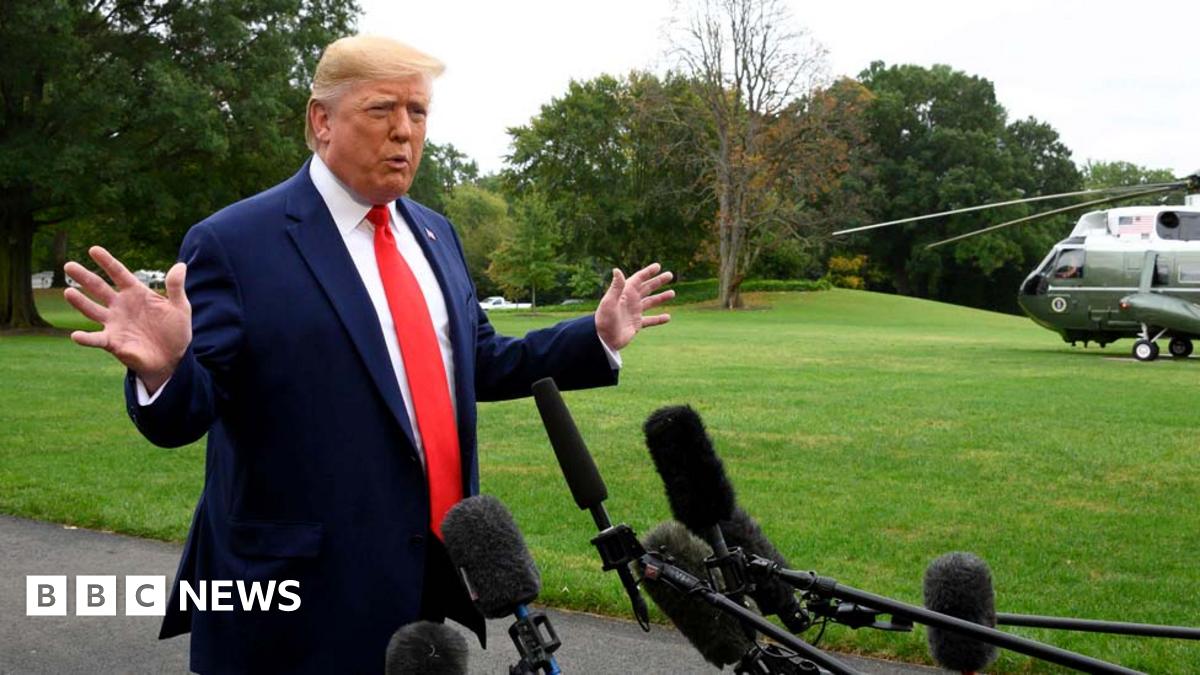 Trump-Ukraine: Text messages show diplomat's alarm over plans - BBC News