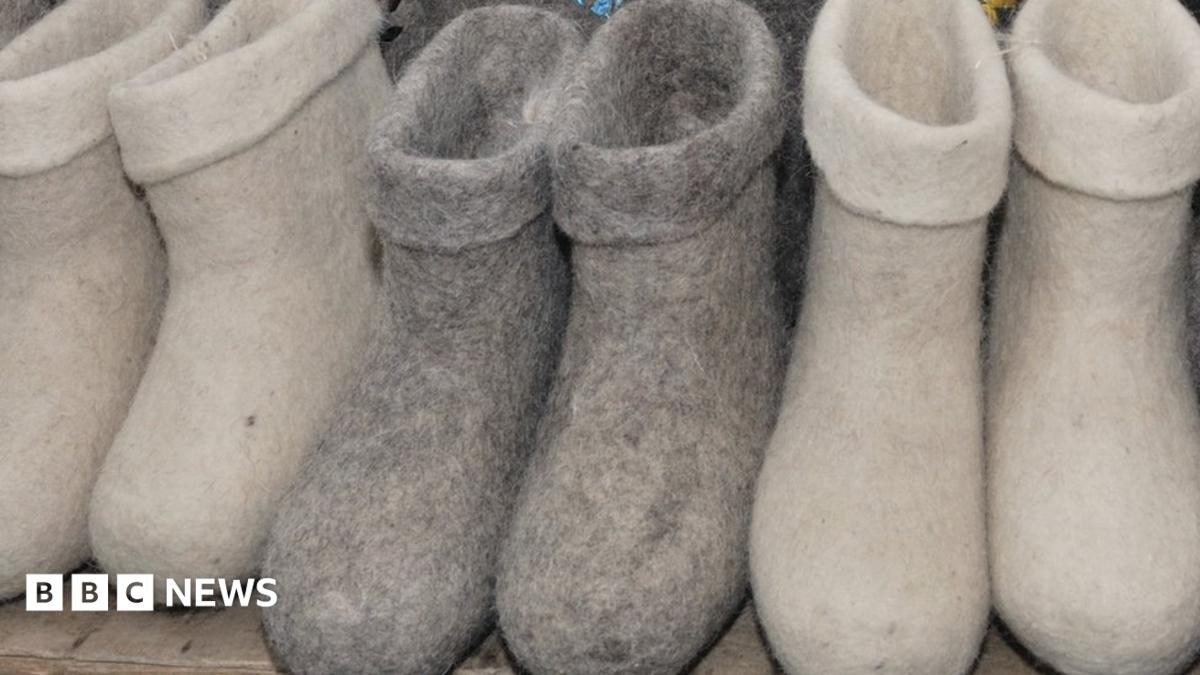 Russian republic offers free boots to homeless - BBC News