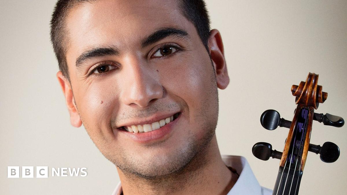 Syria war: Refugee who fled Homs with violin releases album - BBC News