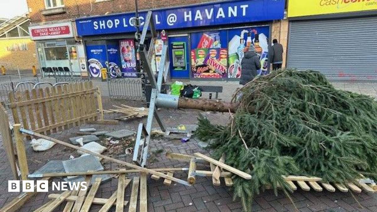 Havant Christmas tree removed after vandalism reports - BBC News