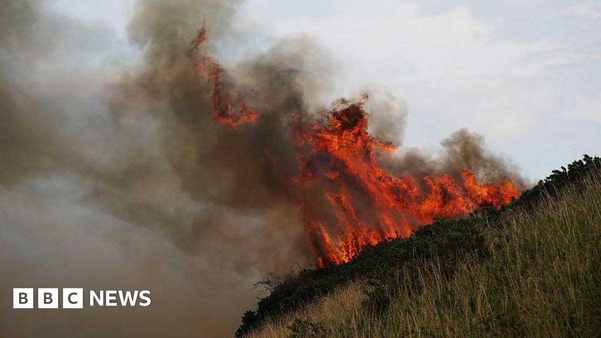 Fire chief gives update on efforts to contain vast Langdale Moor blaze - BBC News