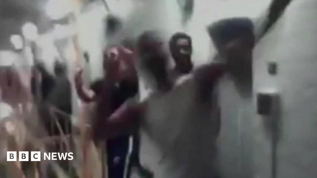 HMP Bedford riot: Dozens of inmates removed - BBC News