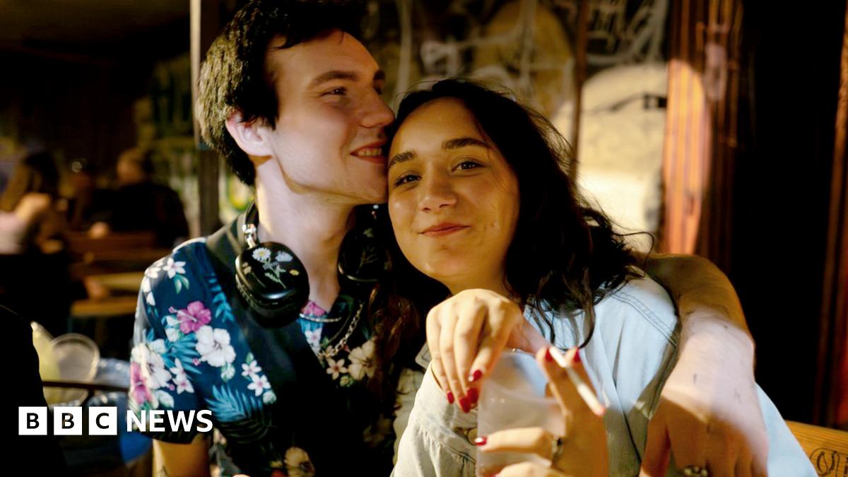 Ukraine war: Curfews and closures mark a Friday night in Kyiv - BBC News