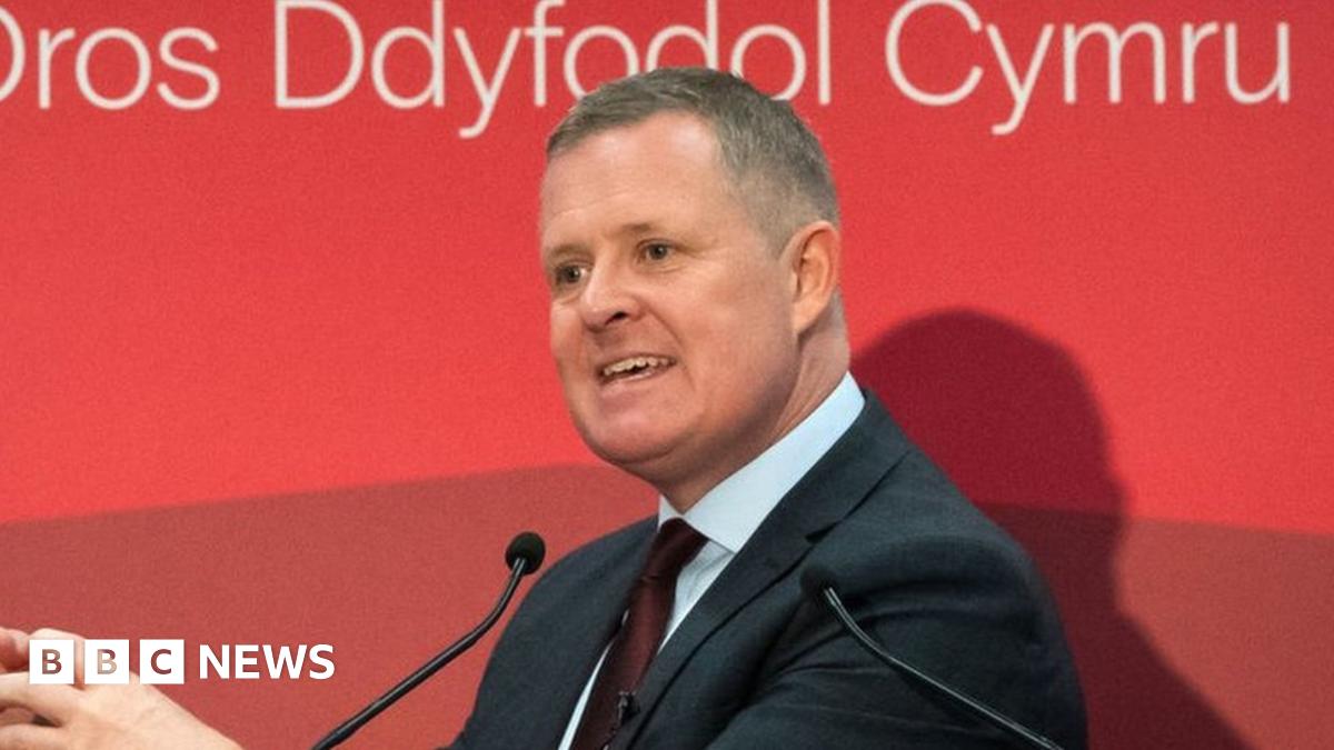 Jeremy Miles rules out 20mph U-turn if he becomes first minister - BBC News