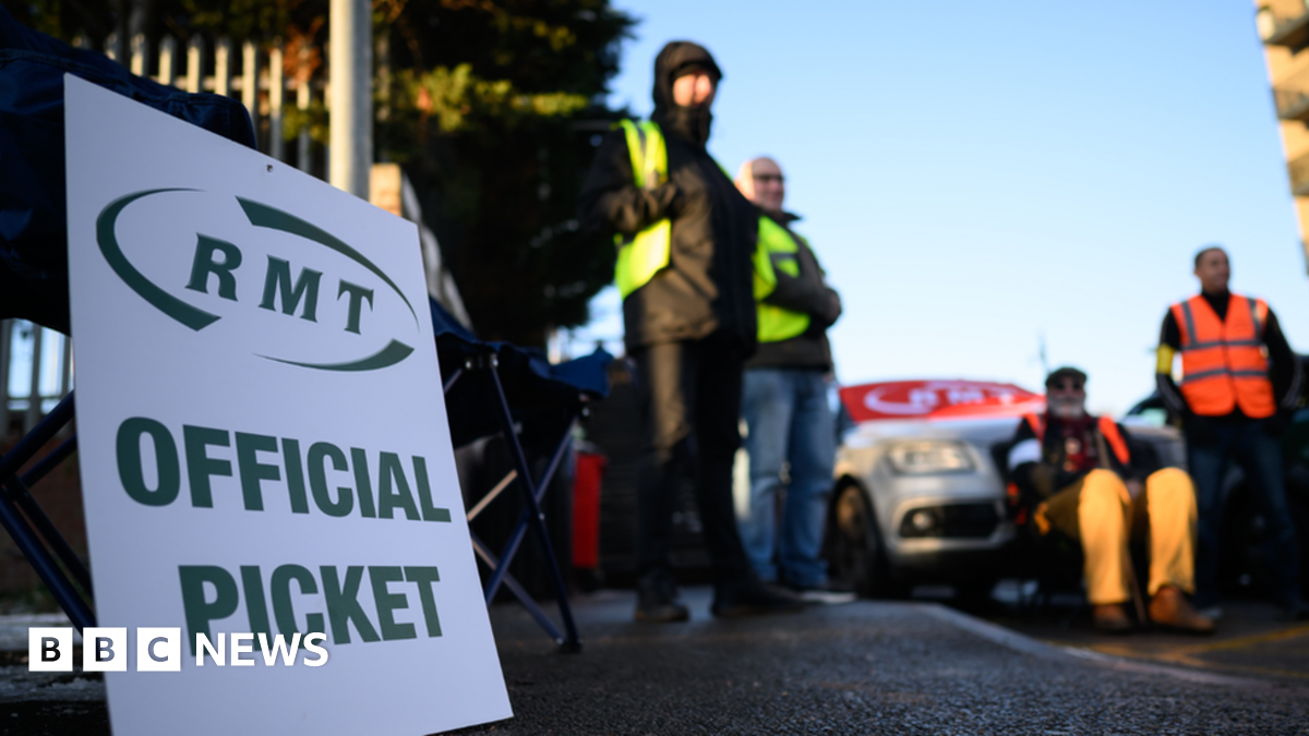 Anti-strike law sets up battle over principles - BBC News