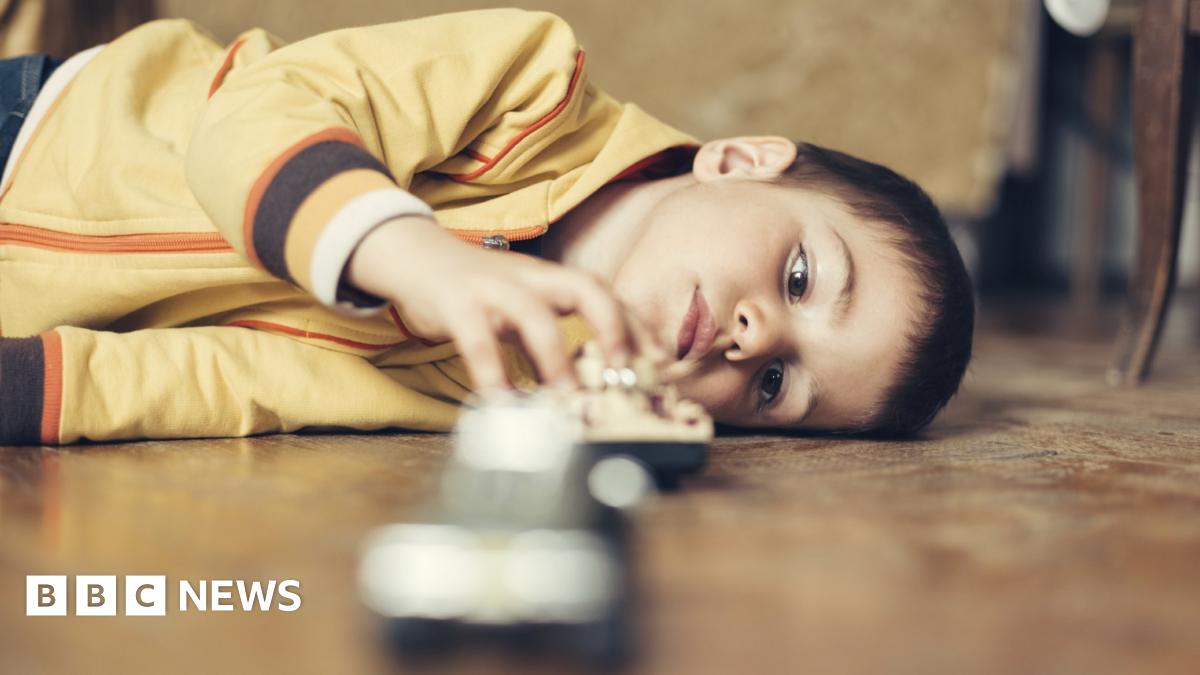 At what age can children be left alone? - BBC News