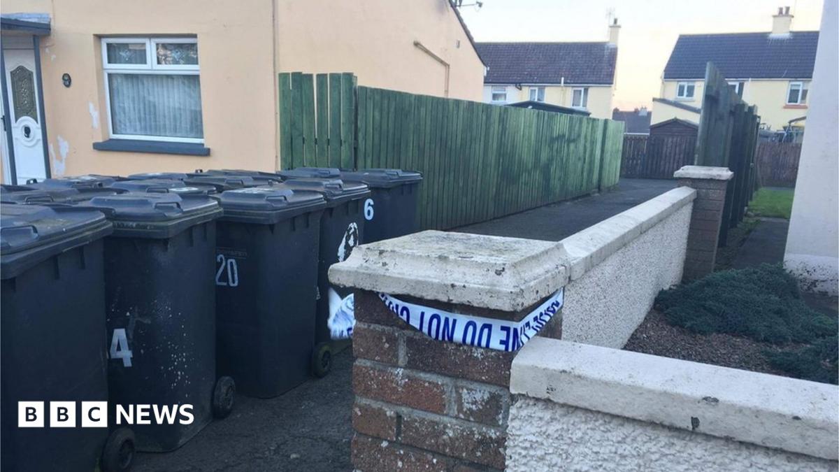 Derry homes evacuated after pipe bomb 'explosion' - BBC News