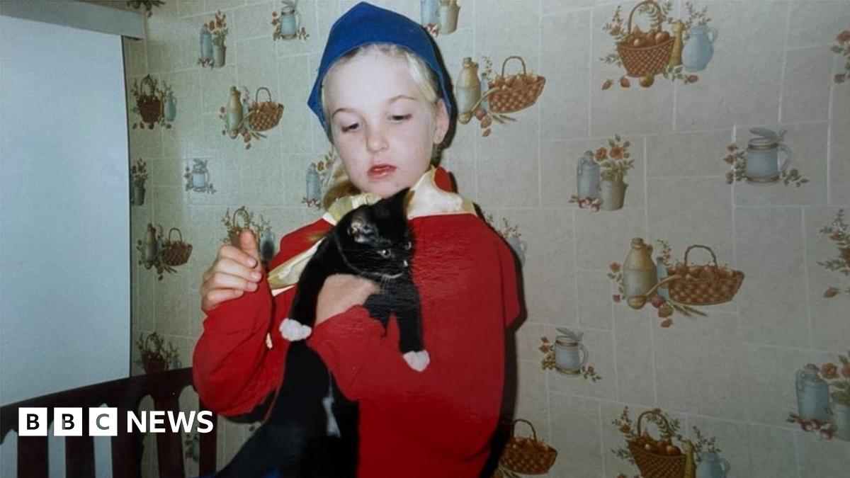 Manx woman reunited with family photos after 25 years - BBC News