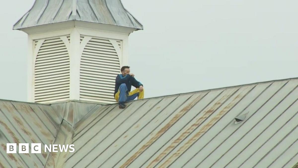 HMP Manchester prisoner Stuart Horner ends roof protest - BBC News
