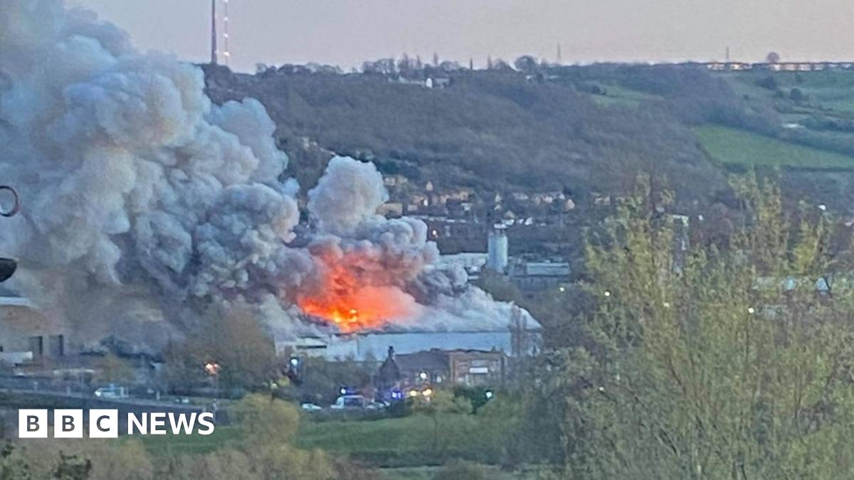 Dewsbury fire crews tackle large factory blaze - BBC News