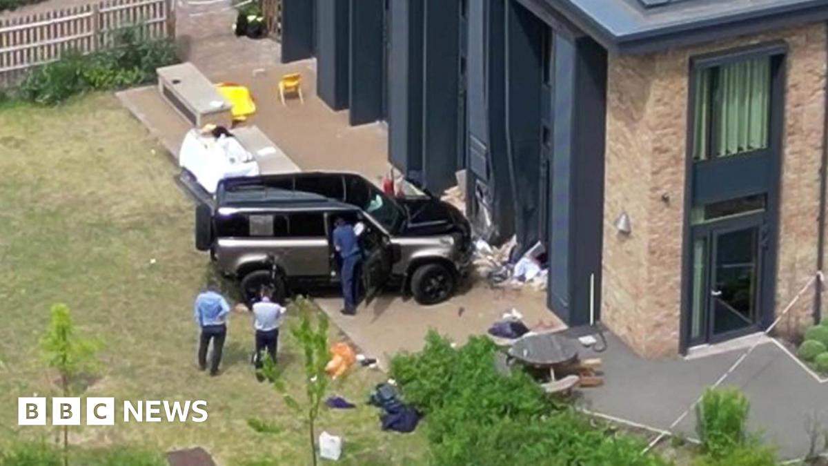 Wimbledon school crash: Driver questioned after death of girl, 8 - BBC News