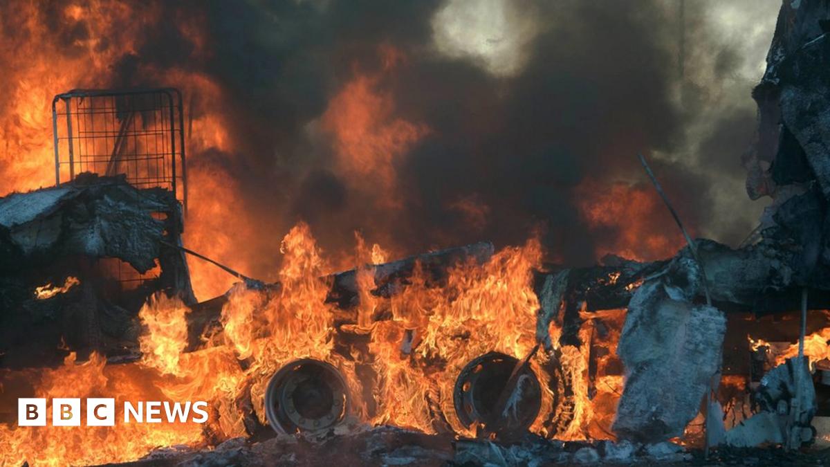In pictures: Pretoria burns amid SA mayoral protests - BBC News