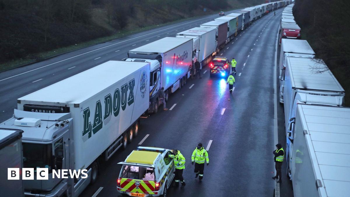 As it happened: Lorry numbers stranded at border continue to rise - BBC ...
