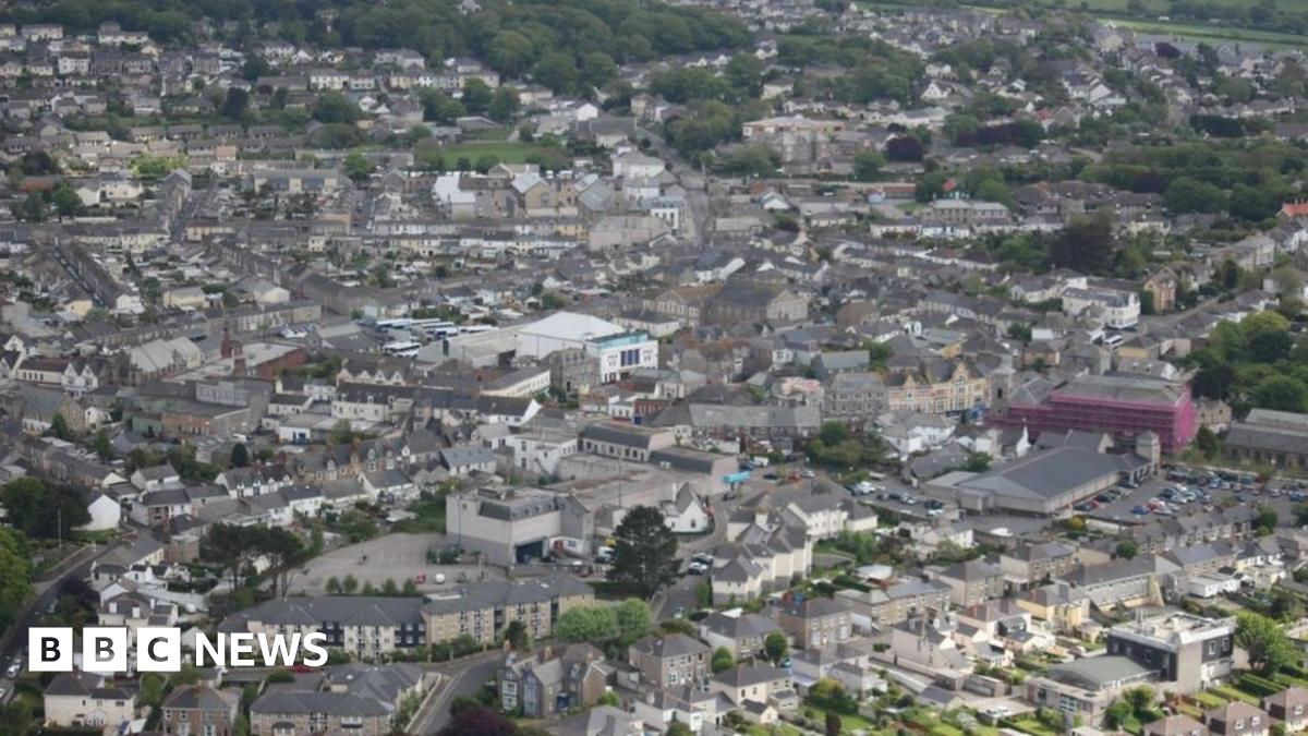 Police investigate unexplained death of man in Camborne - BBC News