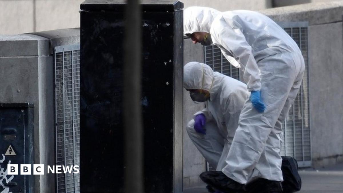 In pictures: London Bridge attack aftermath - BBC News