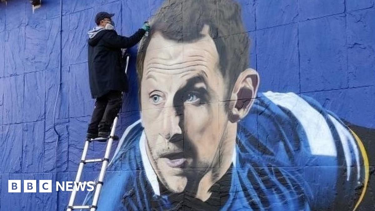 Rob Burrow: Leeds Rhinos star 'honoured' by new mural - BBC News