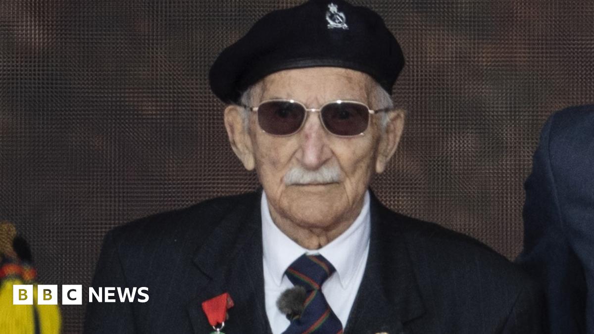 Portsmouth D-Day veteran John Jenkins MBE dies aged 100 - BBC News