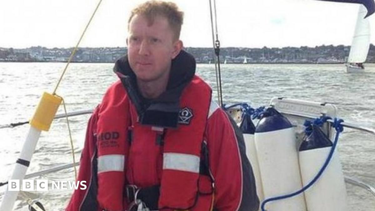 Trident whistleblower William McNeilly leaves Royal Navy - BBC News