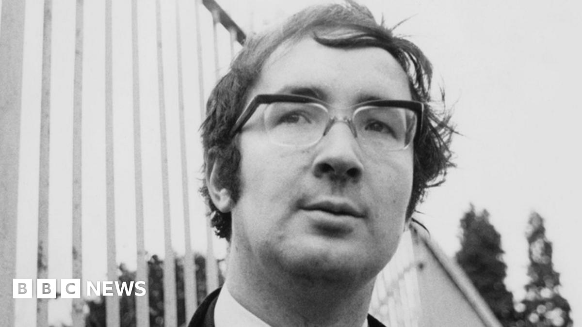 Richard Booth: Bookshop owner and 'king of Hay-on-Wye' dies - BBC News