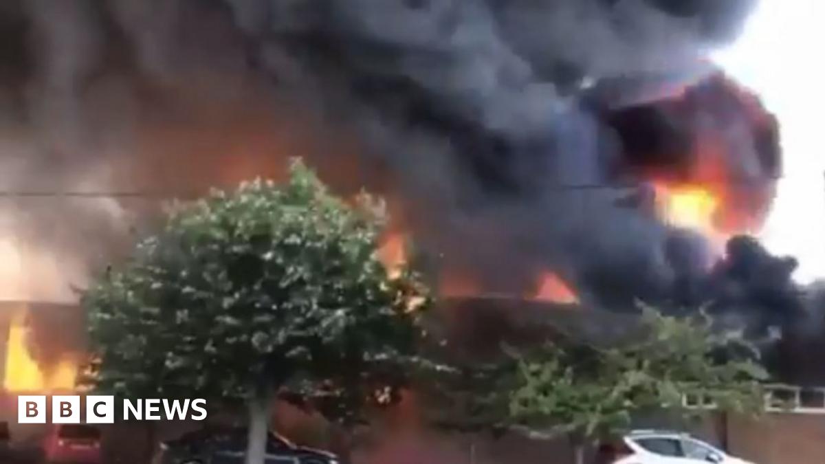 North Hykeham factory fire sends plumes of smoke over town - BBC News