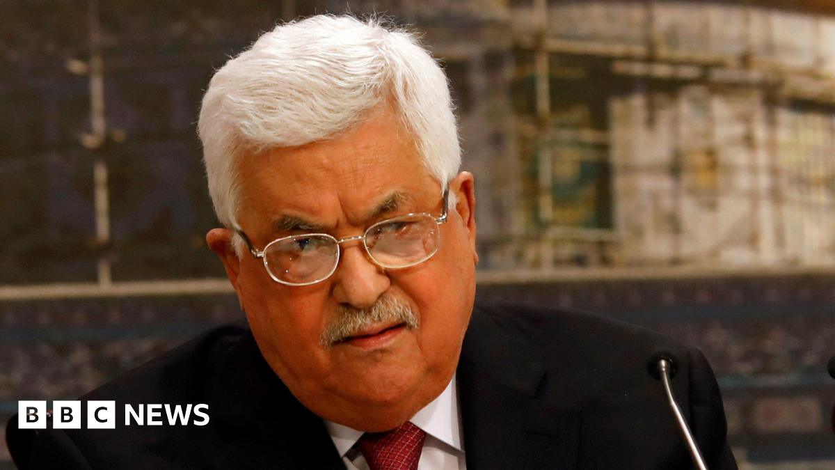 Palestinian leader Abbas apologises for Holocaust remarks - BBC News