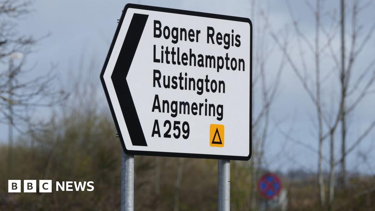 Bognor Regis: Road sign to seaside town spelt wrongly - BBC News