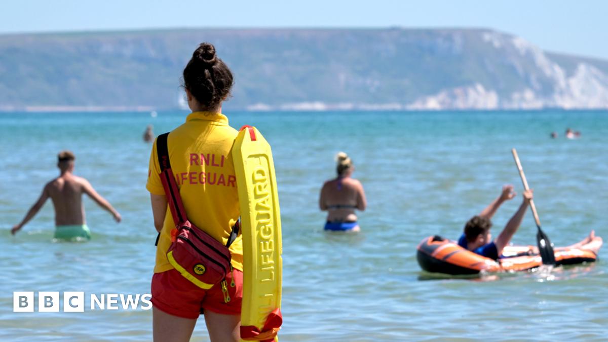 UK heatwave: Temperatures rise to 32C amid extreme heat warning - BBC News