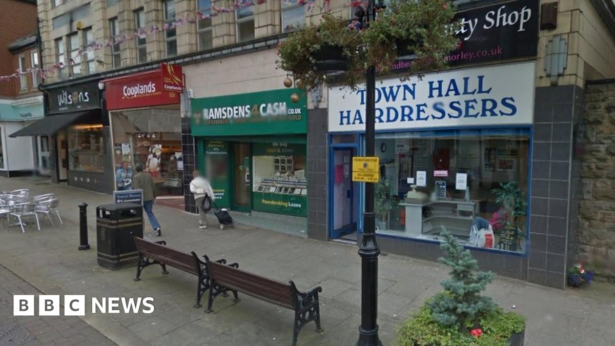 Morley: Armed men smash shop window in jewellery raid - BBC News