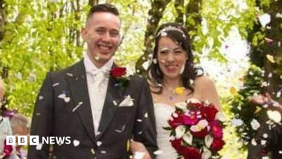 West Midlands 'murder-suicide': Husband and wife found dead - BBC News