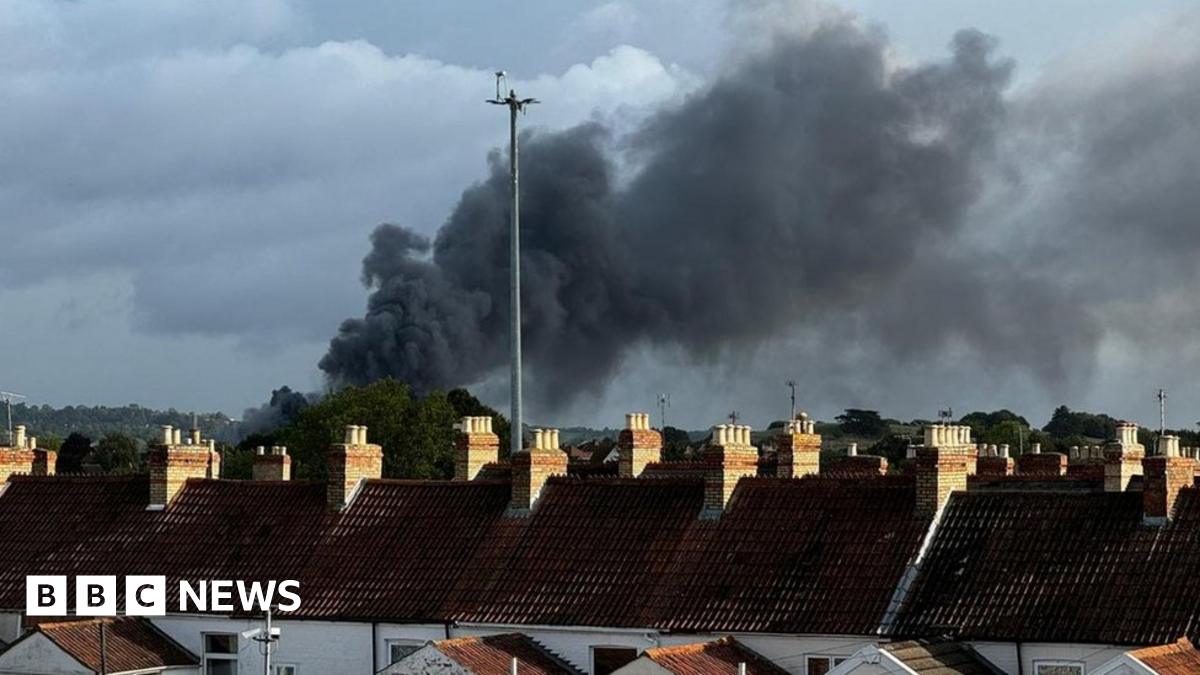 Taunton fire: Firefighters tackling blaze at recycling centre - BBC News