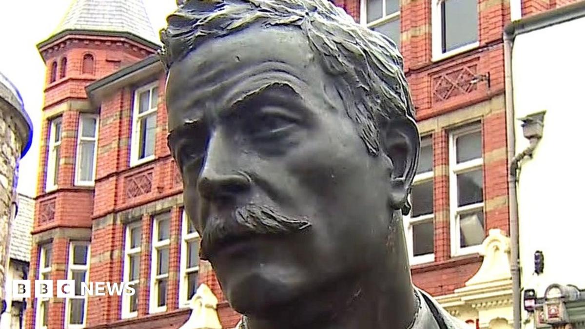 HM Stanley: Denbigh votes on statue of Victorian adventurer - BBC News