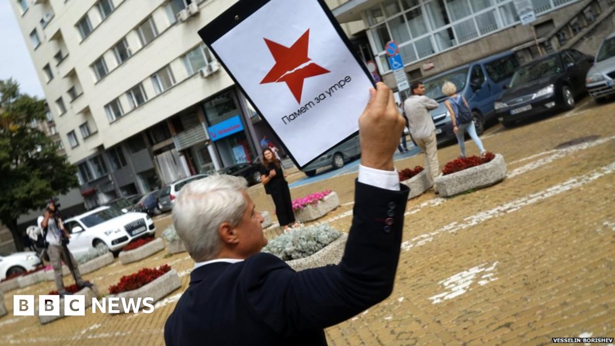 Broken stars mark Bulgarian communism anniversary - BBC News