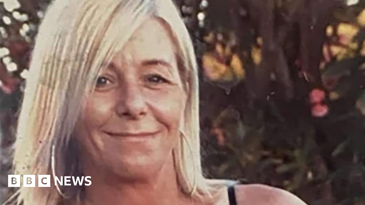 Tributes paid to woman found dead at Hawes campsite - BBC News