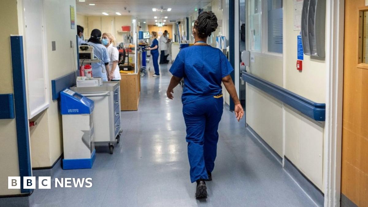 Scottish junior doctors vote in favour of 72-hour strike - BBC News