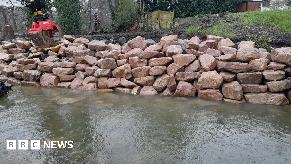 Flood defence repairs at World Heritage site in Derby - BBC News