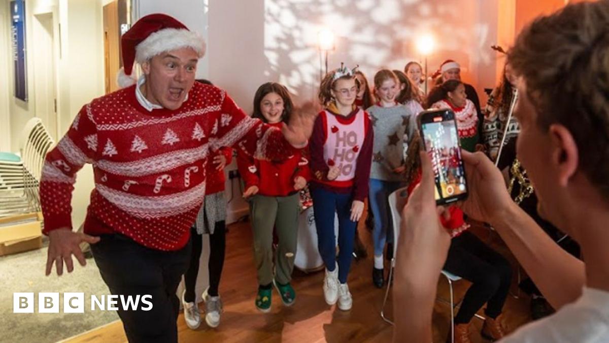 Liberal Democrat leader Ed Davey in bid for Christmas No 1 - BBC News