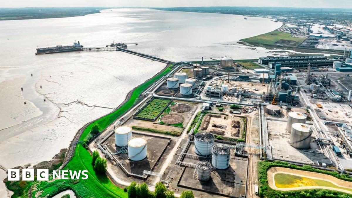 Immingham wind turbine will be nearly as tall as Humber Bridge - BBC News