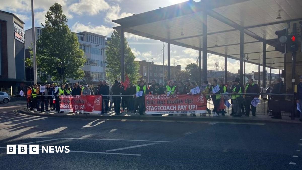 Hull bus strike: Stagecoach and union to resume talks - BBC News