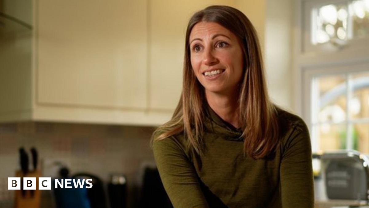 Midwife quit over 'unsafe care' and staffing - BBC News