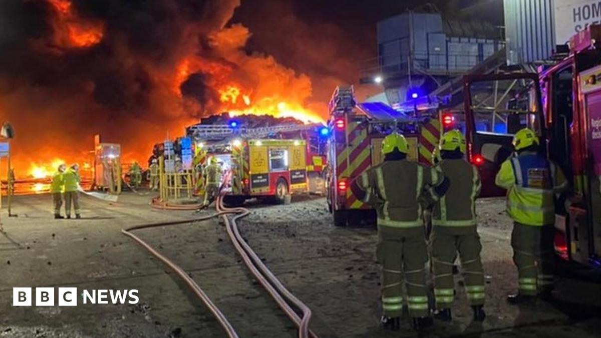Nottingham fire: 100 firefighters tackle Dunkirk scrap yard blaze - BBC ...