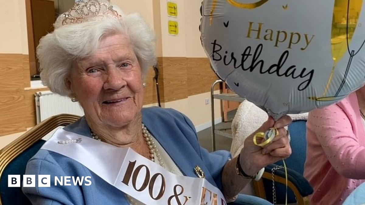 Centenarians wait patiently for cards from the King - BBC News