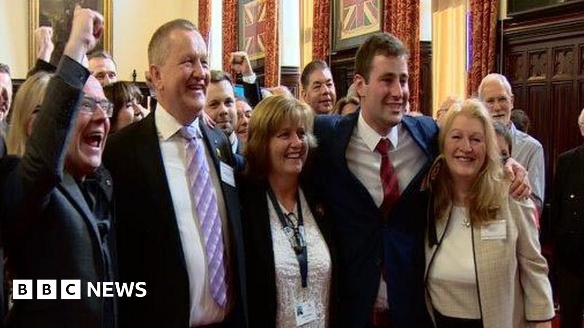 SNP wins seats in six local council by-elections - BBC News