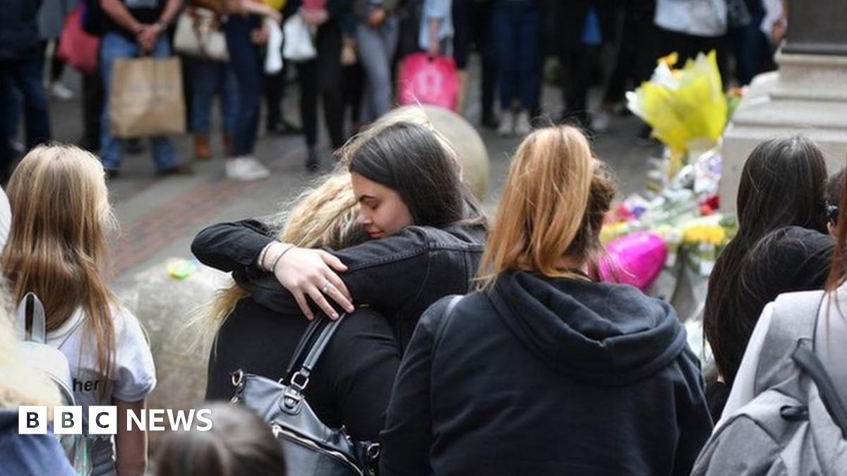 Manchester Arena bomb: Service marks second anniversary - BBC News