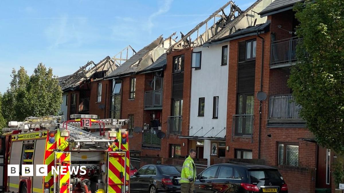 Basingstoke: Fire damages building in Oakridge Road - BBC News
