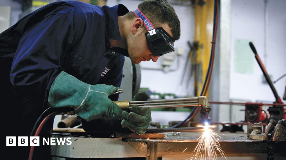 Warning over 'fake' apprenticeship courses - BBC News