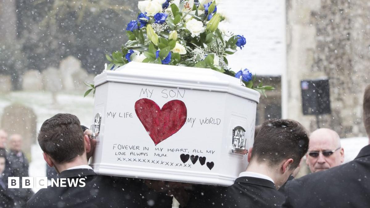Funeral held for Hayes death crash teenagers - BBC News