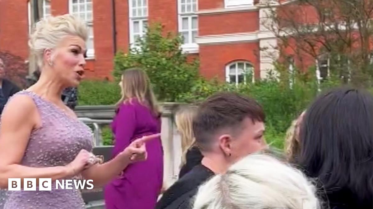 Hannah Waddingham: Oliviers host tells off photographer over 'show leg ...
