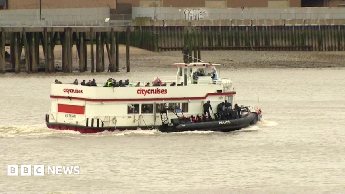 Met officers hold mock terrorism exercise on River Thames - BBC News