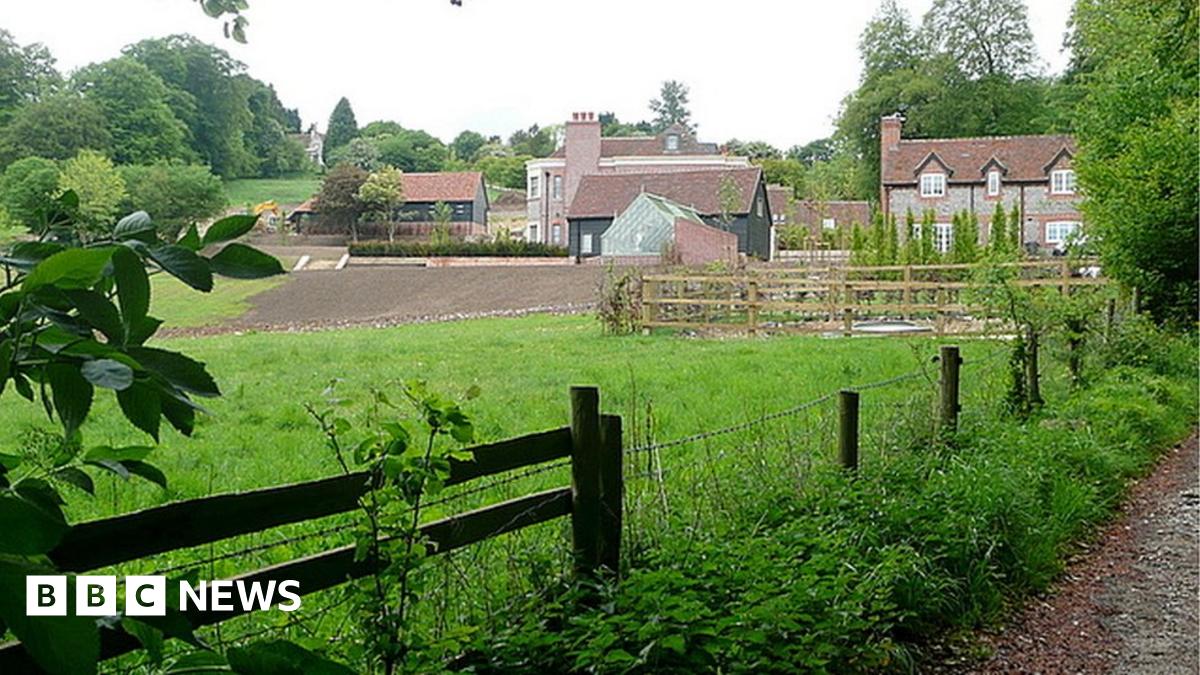 Getty grandson's Chiltern bridleway fence plan 'unpleasant' - BBC News